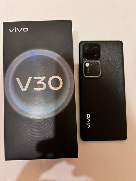 Vivo V30 в идеальном состоянии весь комплект