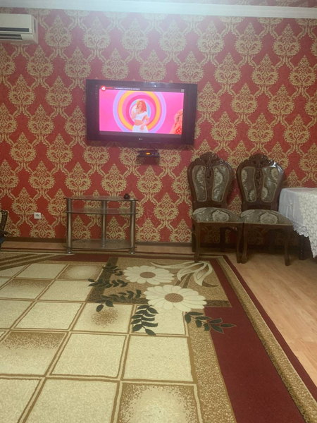 Метро ойбек 2/1/9  студентов или иностранц 600
