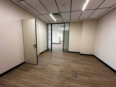 Офис в аренду у метро Айбек. 150кв. Бизнес-центр.