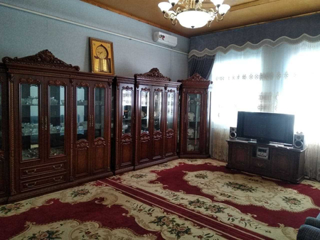 Урганч ш.  Ал-Хоразмий кучасида йул буйида жойлашган уй сотилади