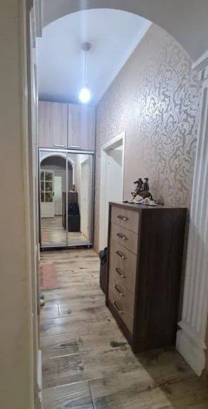 Чиланзар 1 продажа/. 2ком/2этаж. Сталинка