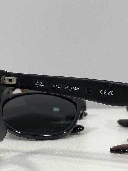 Очки от бренда Ray Ban