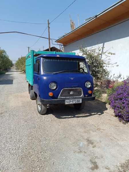 UAZ yuk mashina.