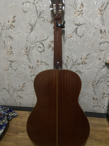 Gitara sotiladi