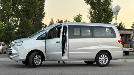 JAC m4 mikroavtobus