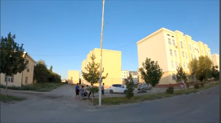 САЛТАНАТ ресторан ёнида 3 каватда 4 хонали уй сотилади (КАРОБКА)