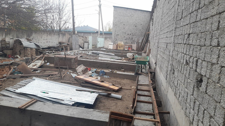 2.5 sotik yer fundament quyilgan gaz, svet, suv bor. Narxini kelishami