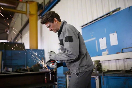 Угловая шлифовальная машиа Bosch GWS 17-125 Profeccional