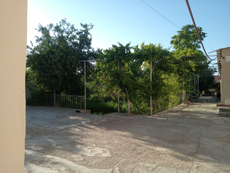 М 37 йу'л ёкасида , 17 сутик ховли жой. Тадбиркорлик учун жуда кулай.