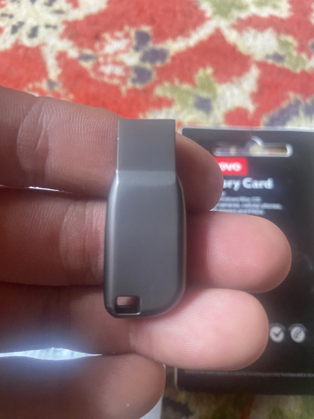 Fleshka sotiladi 512 GB yengi