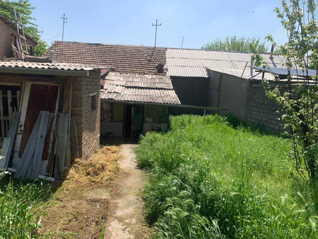 Хозяин продает дом с участком. Площадь участка 2.8 соток.