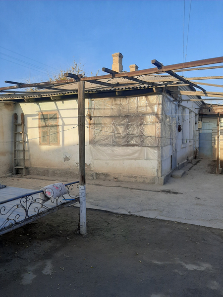 Когон шахридаги 2 хонали коттедж сотилади.