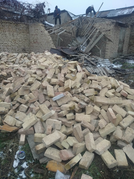G'isht sotiladi va boshqa qurilish materiallarini olib ketamiz