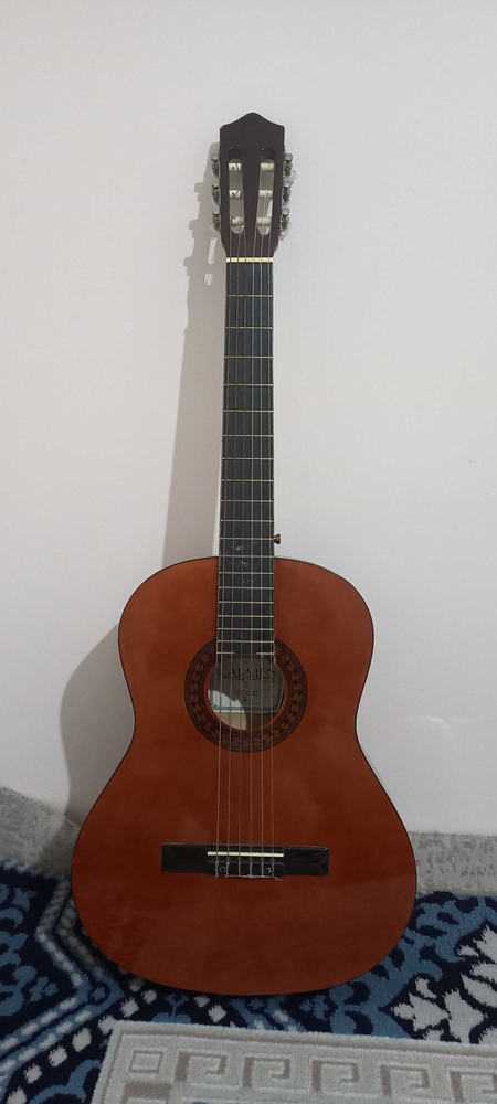 Продам гитару с чехоли.Gitara sotaman chexoli bilan birga.