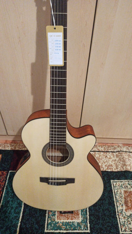 Gitara sotiladi. Продается Гитара.