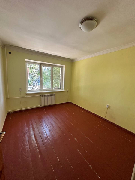 Uy sotiladi yakkasaroy woʻta rustaveliy 3xona 1etaj 73000$