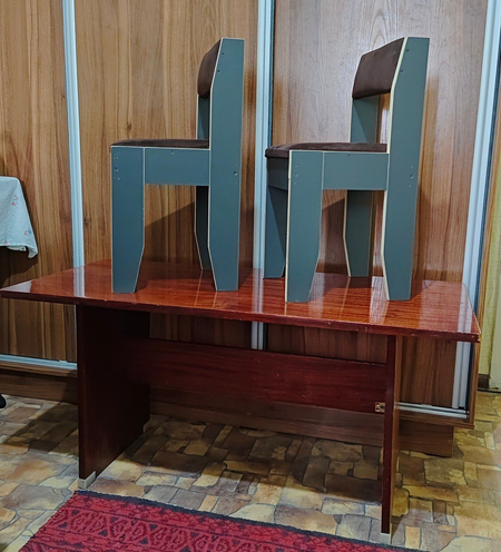 Продаётся журнальный столик с 2-мя детскими стульчиками!
Цена 250 000