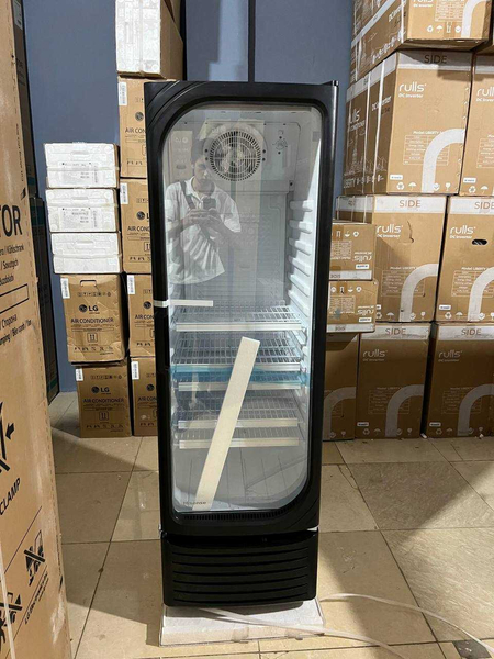 Витринный холодильник Hisense 310L FL37FCA