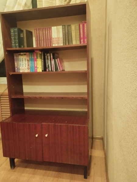 Книжный шкаф с полками