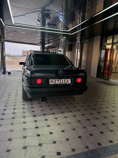 Mercedes Benz w201/190e 
Год 1990
Мотор: м102 2.0 объем
Стоят оригинал