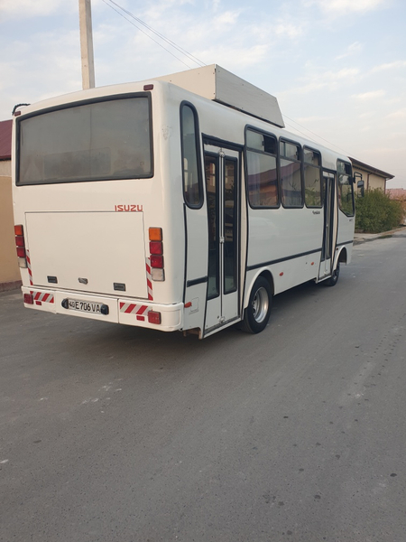 Avtobus isuzu np 37