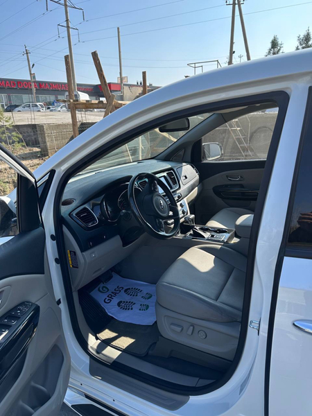KIA Carnival Benzin