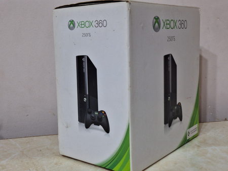 Продам Xbox 360 в комплекте 2 геймпада провод для подключения HDMI2.