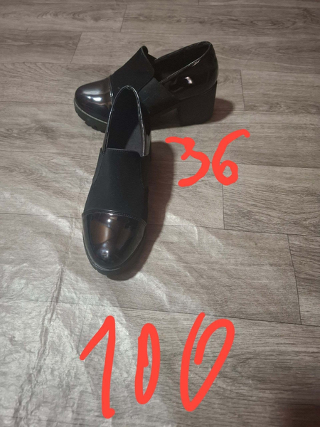 Ayollar oyoq kiyimi sotiladi