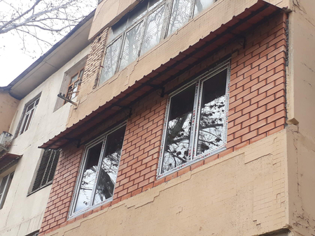 Установка  Козырьки над окнами