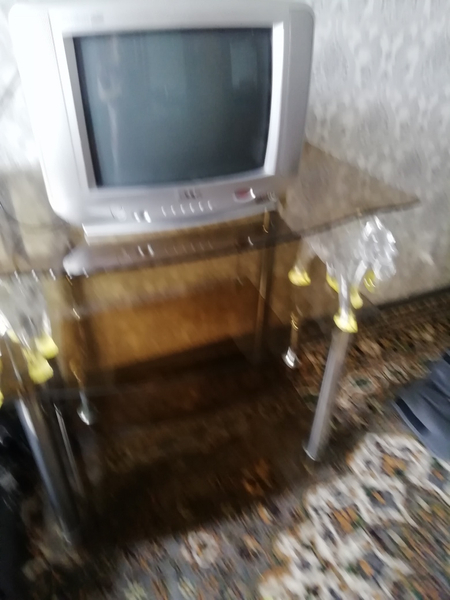 Продаётся подставка и телевизор. Цена договорная.