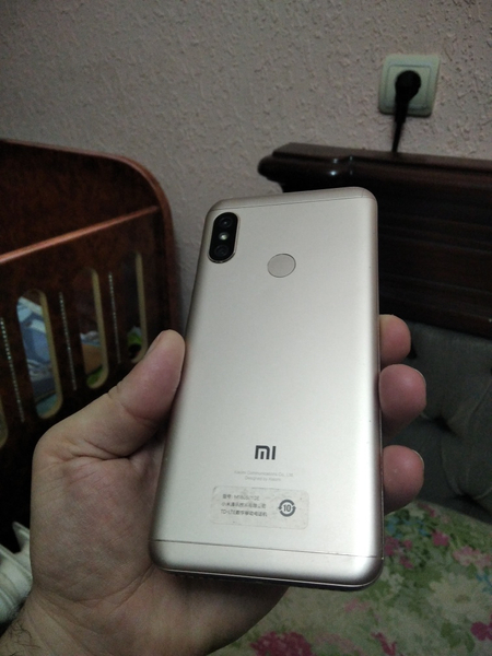 Redmi 6 pro 32 gb.