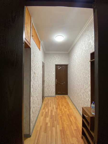 Срочно продаётся 1 комнатная квартира на 1 этаже на массиве Карасу 1.