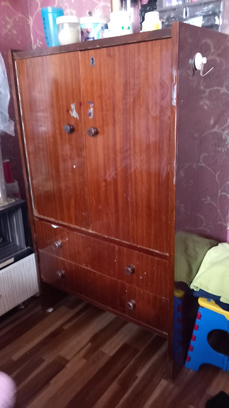 Продам стол и стул и шкафчик