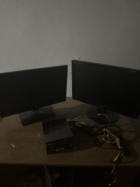 продам 2 монитор + в бонус блок питание 450W