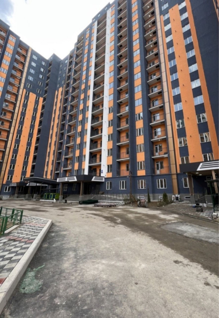 Сергели « спутник 16а 3 хона 8 этаж сотилади 71м2 сквазной 60500 срочн