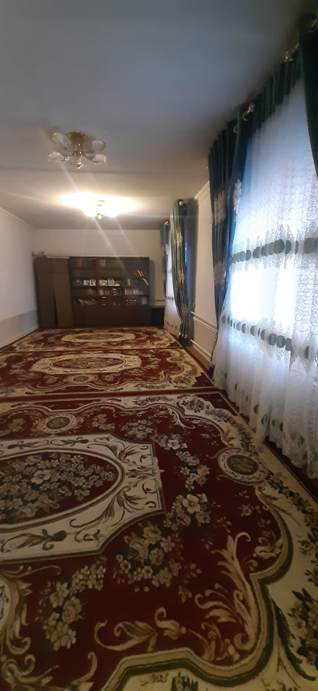 Катта ховли сотилади