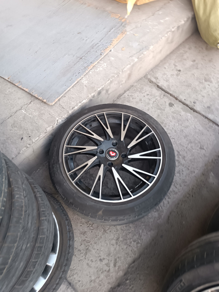 Vossen R 17 diska balon 4/114 xolati ortacha  qayilgan joylari bor