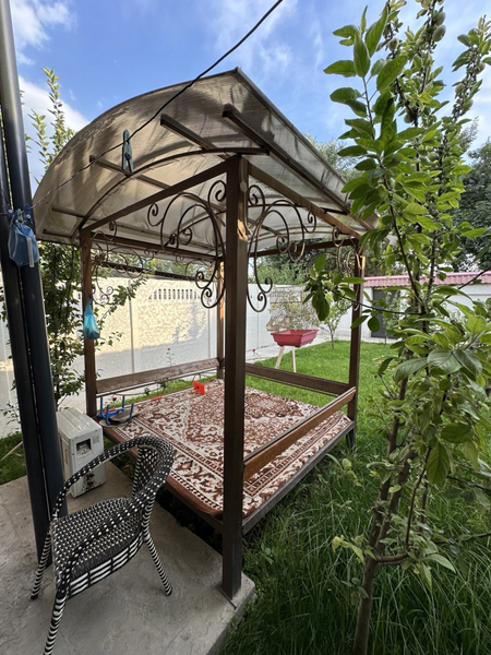 Продается тапчан садовый металлический. Размером 2х2.40 высота 2 метра