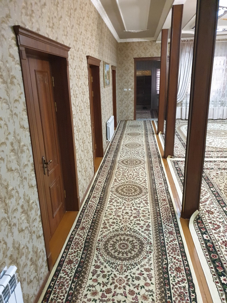 Ковёр и мебель для зала (диван)