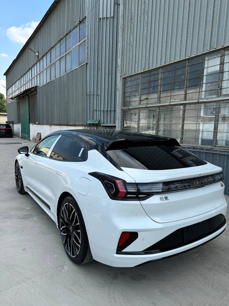 Zeekr 001 Z sport белый