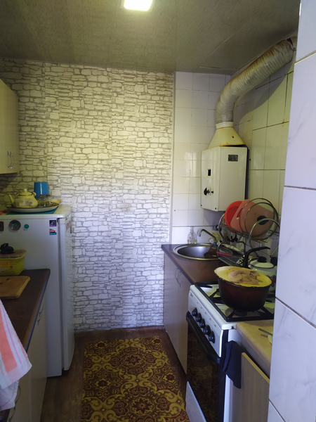 Продается 3 комнатная  квартира  в пяти этажном доме на 4 этаже.