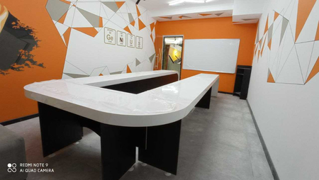 Ishlab chiqaruvchidan ofis uchun mebel: stollar, kabinetlar, resepshen