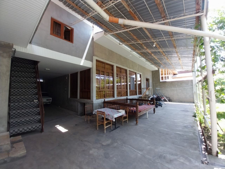 Hovli sotiladi 410000