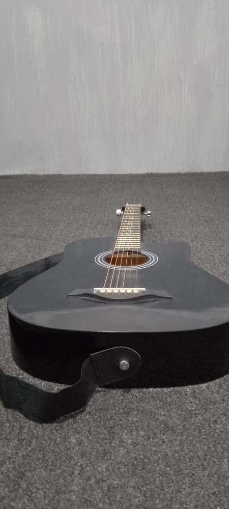 Gitara 38 raz 750 ming kelishamiz remin gʻilob bor 15 kun buldi olgani