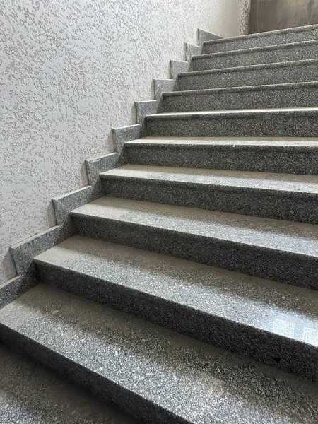 лестницы, ступеньки брусчатки из гранита