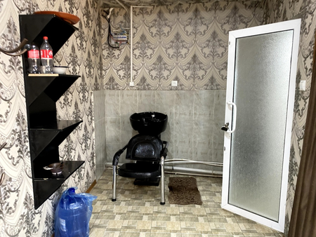 Карши шахар Орзу бозордаги Малика салон ва 3 кават 250 м2 жой сотилади