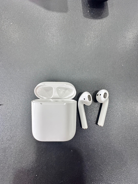 Наушники AirPods 2.1 пользовался очень мало и аккуратно