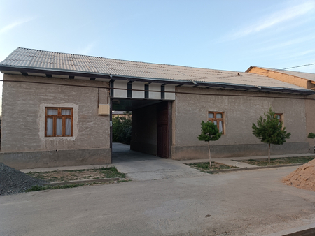 Jizzax Sh Bunyodkor MFY da hovli uy sotiladi