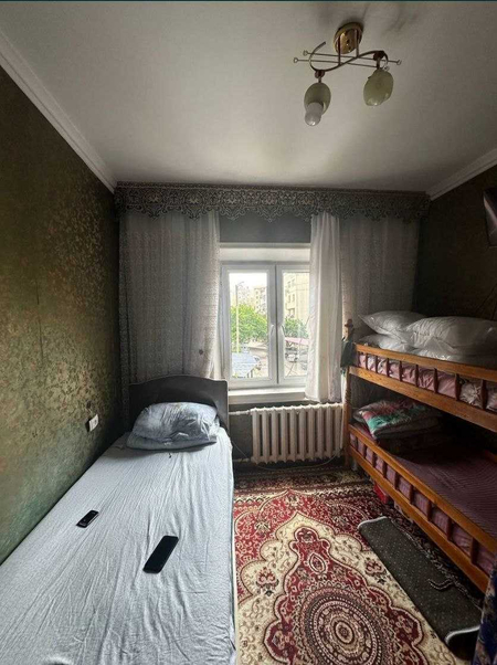 Шошилинч! Коратошда 3 хонали, 2-кават, 4 каватли уй, майдони 100 м2.
