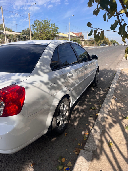 Lacetti 1,8 Srochna sotiladi